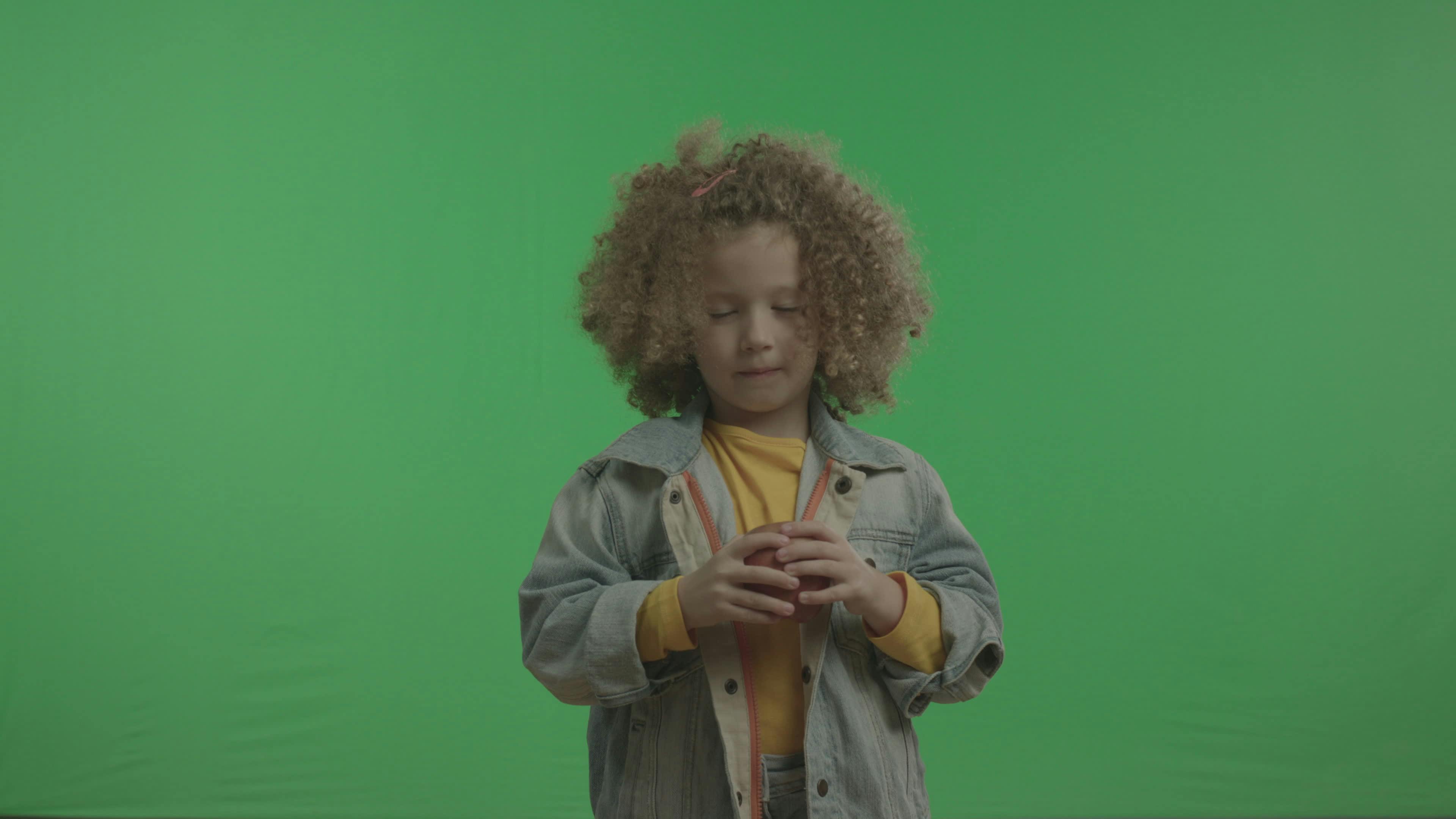 Discover pressing-apple-green-screen, a story-driven footage | Artlist