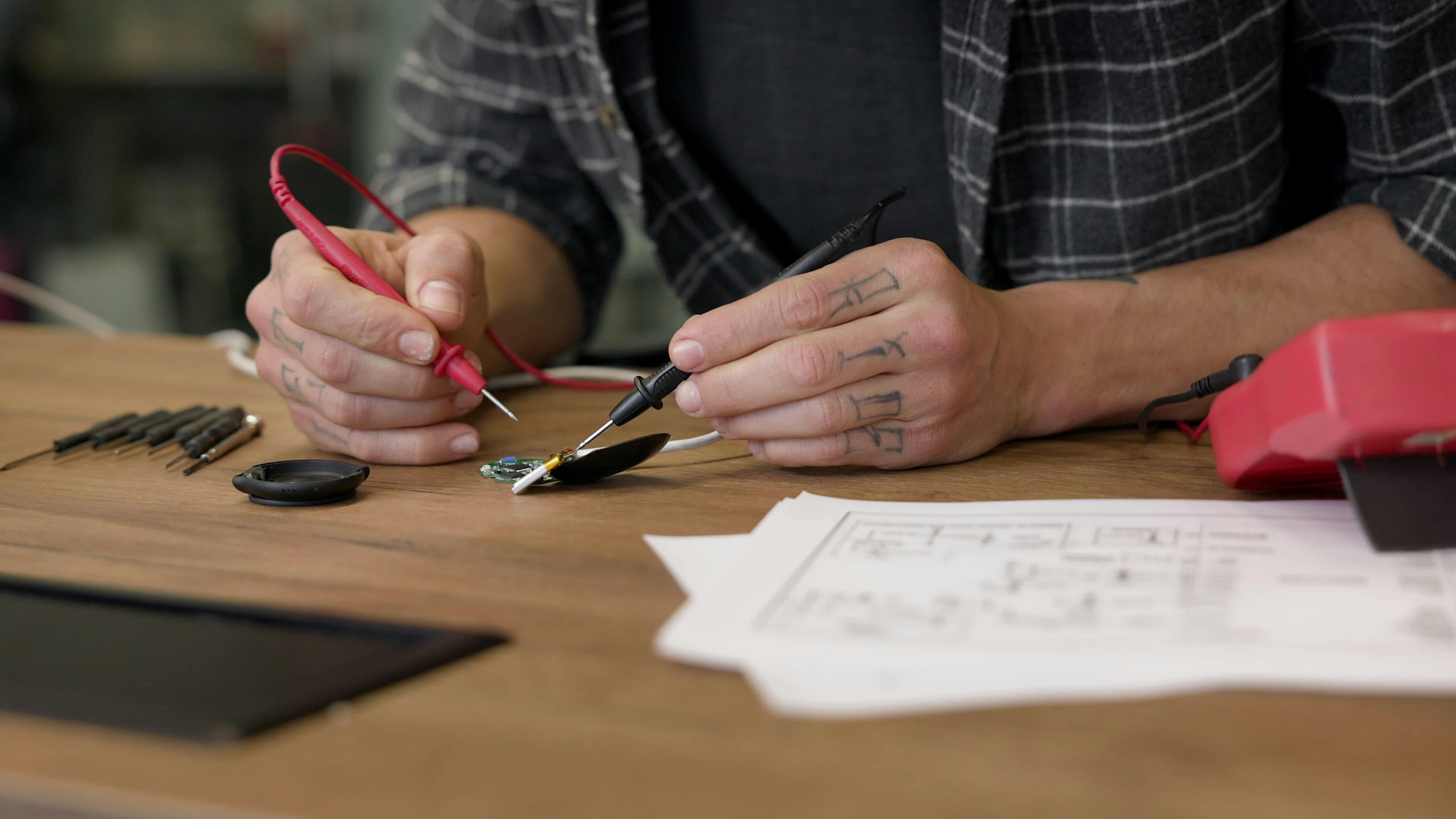 Discover soldering-workshop, a story-driven footage | Artlist