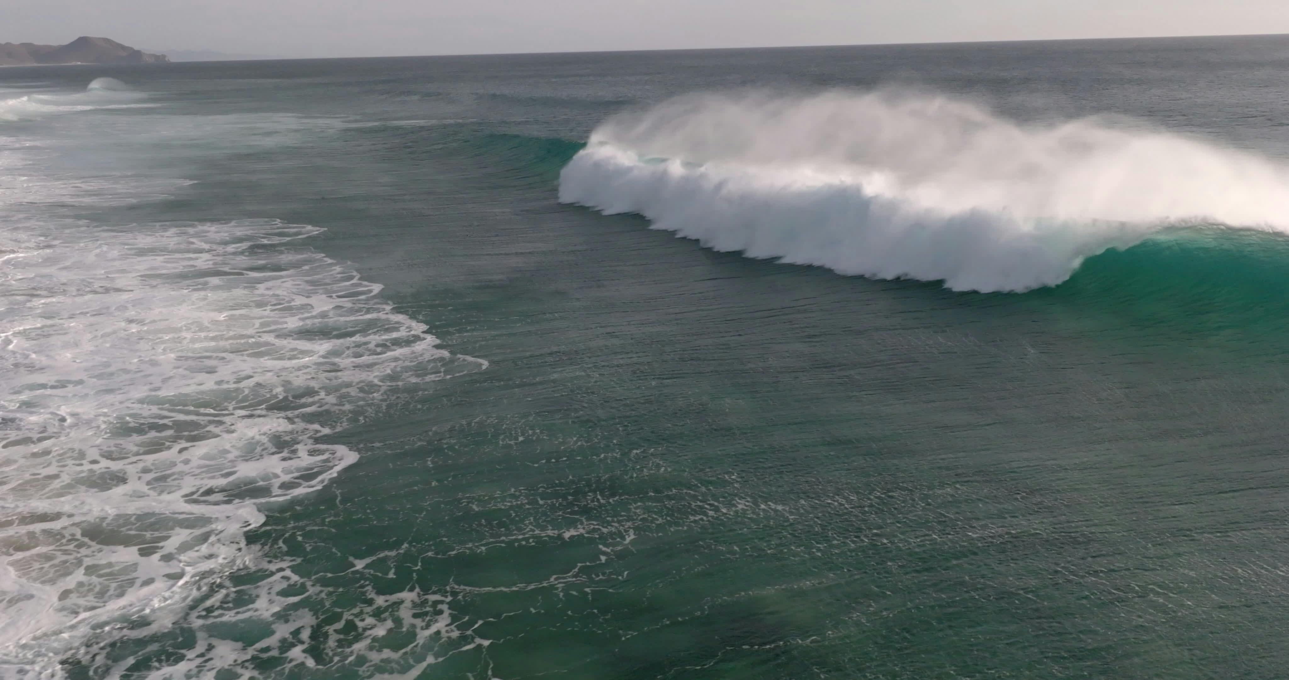 Discover ocean-waves-in-slow-motion, a story-driven footage | Artlist