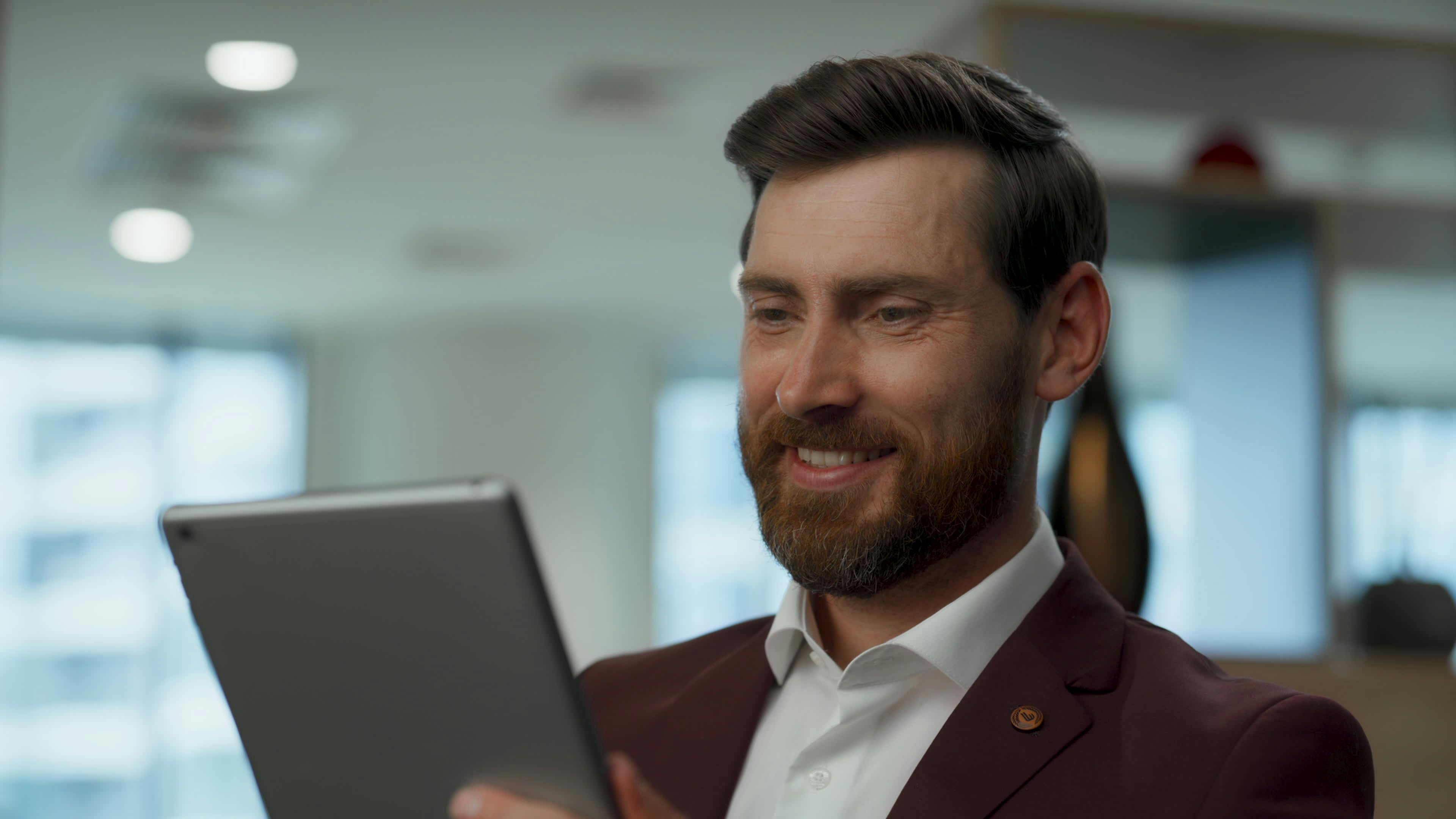 Discover video-call-at-the-office, a story-driven footage | Artlist